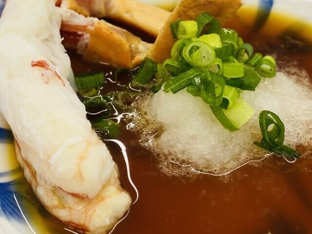 カニ鍋の具材に肉の旨味が絡み合う!満足度が上がる変わりダネも紹介